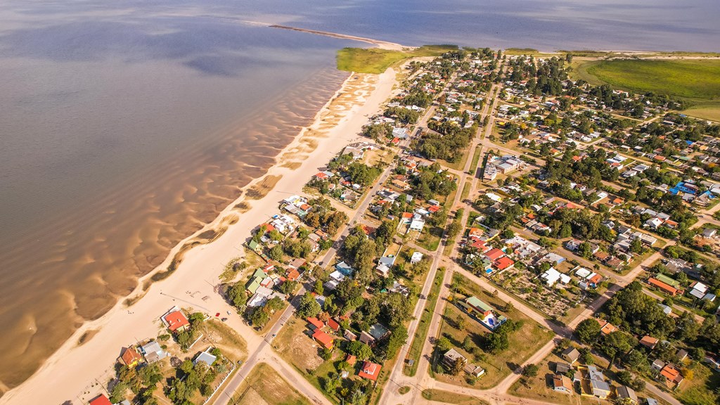 BITUMINIZARON CALLES 3 Y 33 EN LAGO MERIN | Gobierno de Cerro Largo