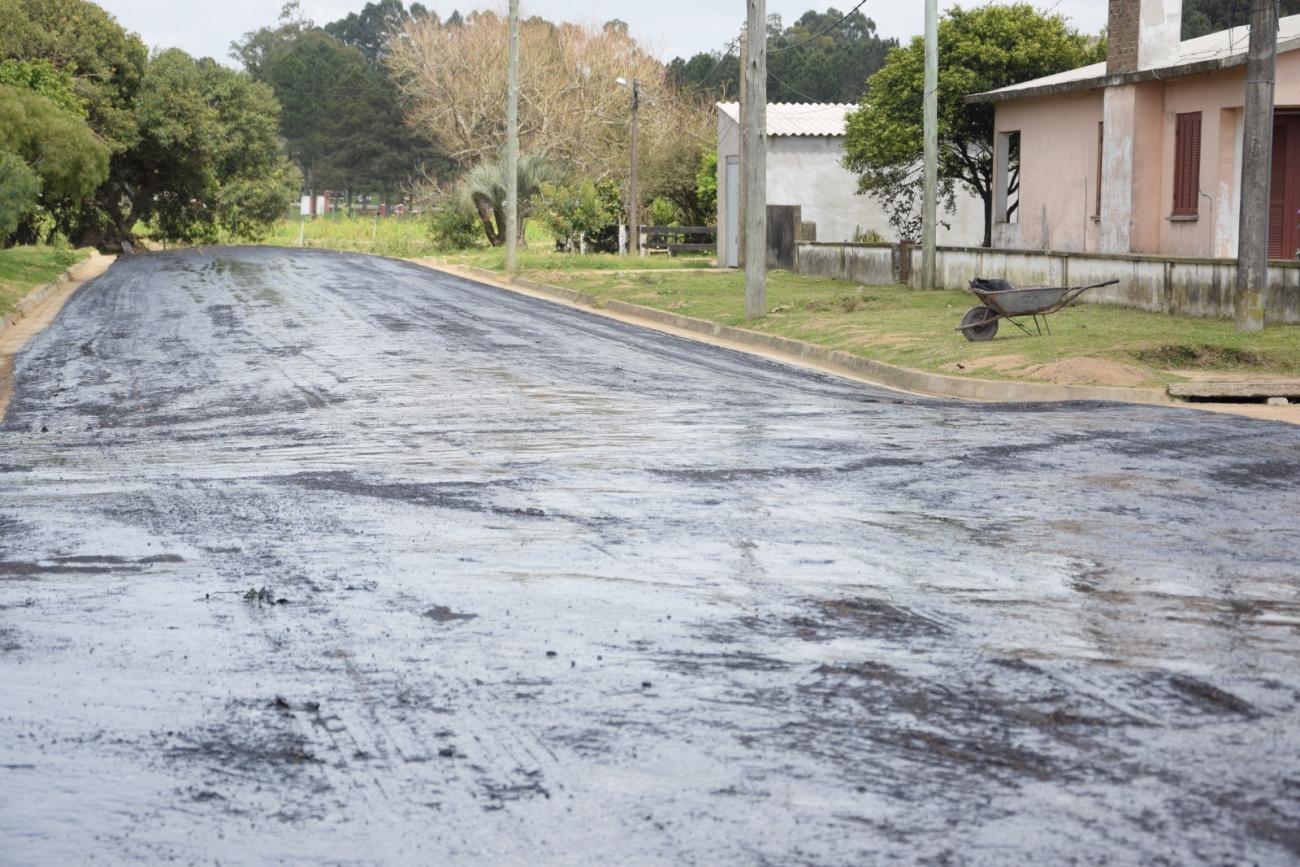 INTENDENCIA COMENZÓ A BITUMINIZAR BARRIO PUERTO SECO EN RIO BRANCO | IDCL
