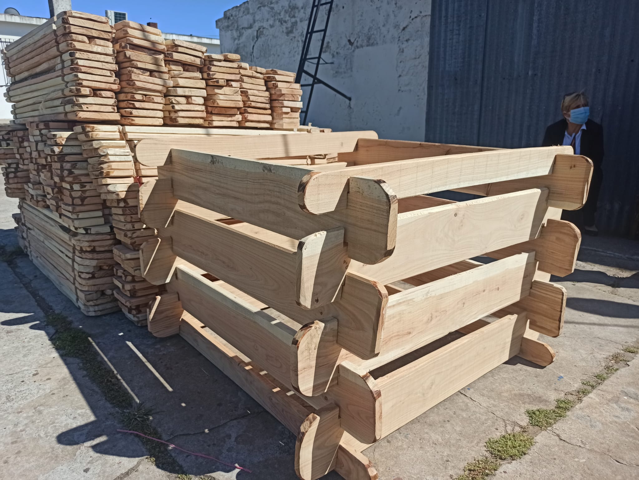 Composteras con madera de especies exóticas, elaboradas por personas ...