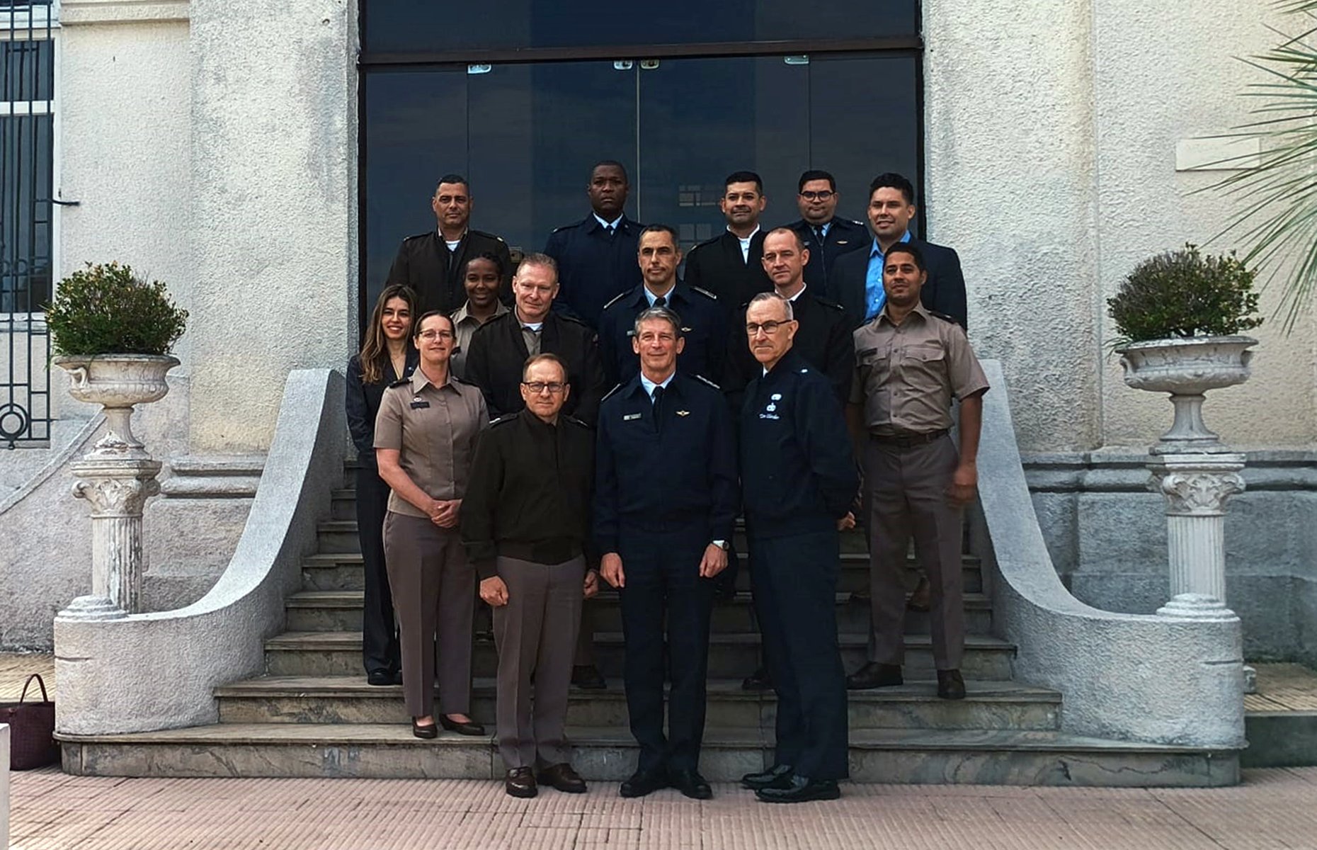Visita del Major General Francis J. Evon Jr.: 25 años de relaciones ...