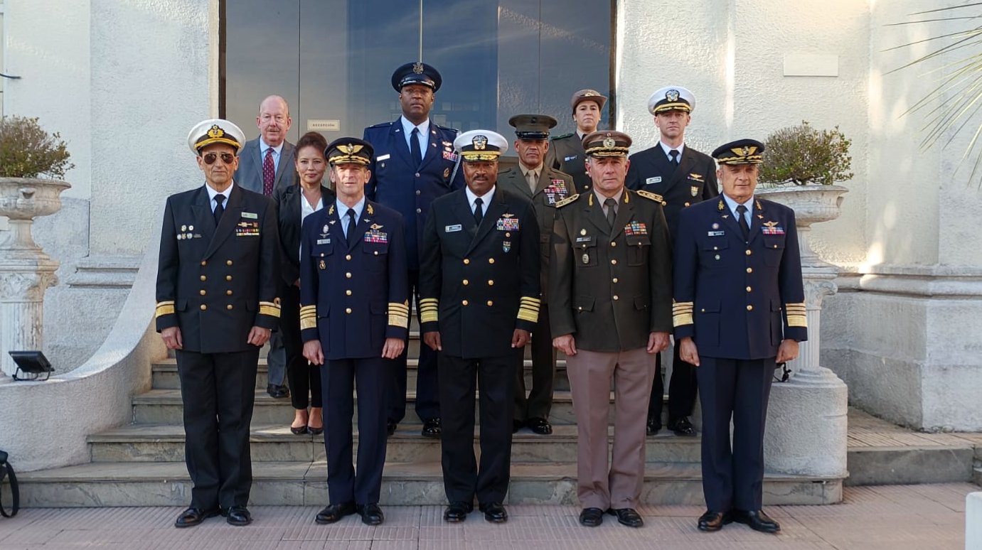 El Almirante Alvin Holsey visitó el Estado Mayor de la Defensa ...