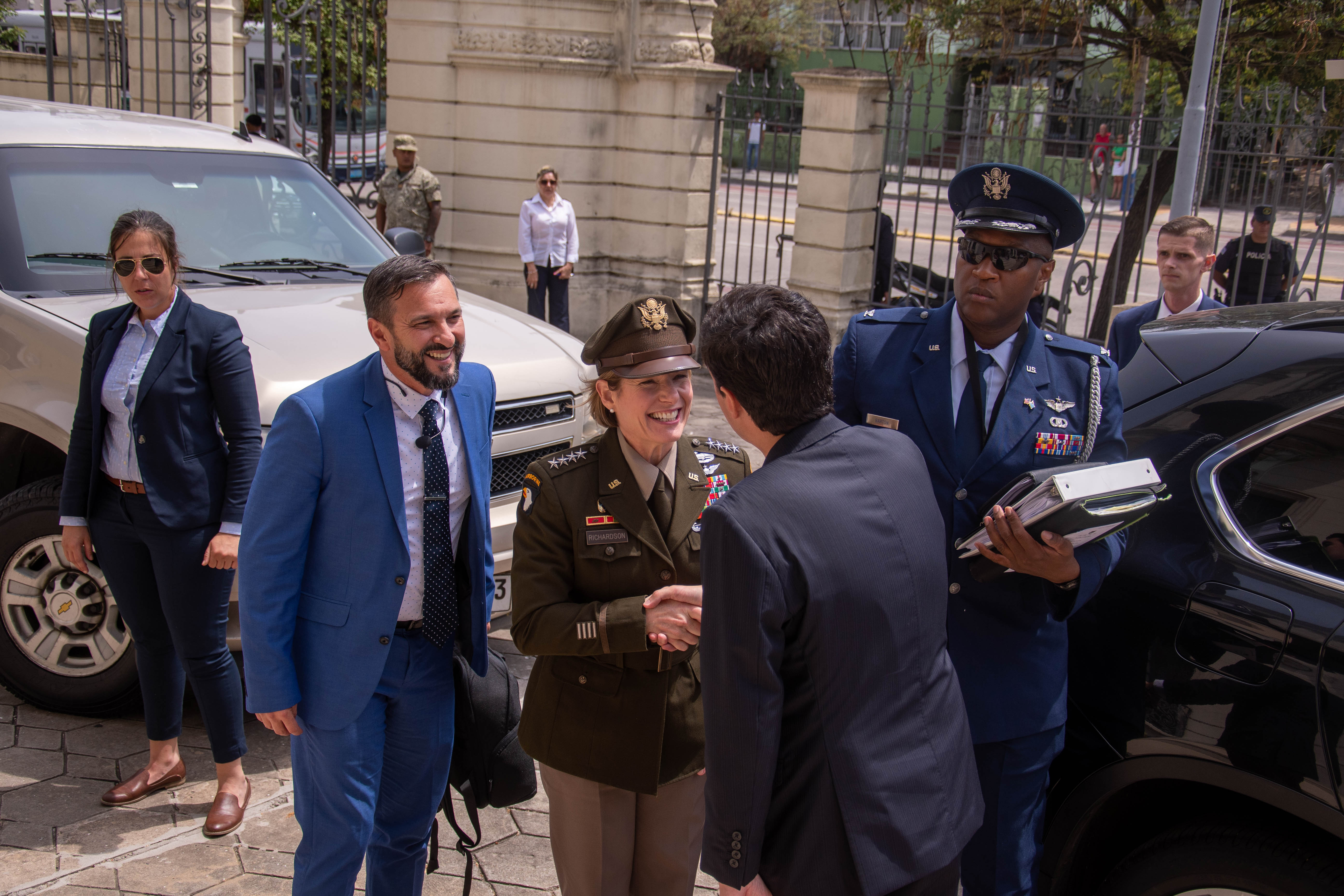 García y Gral. Richardson negaron versión sobre bases; ministro la ...