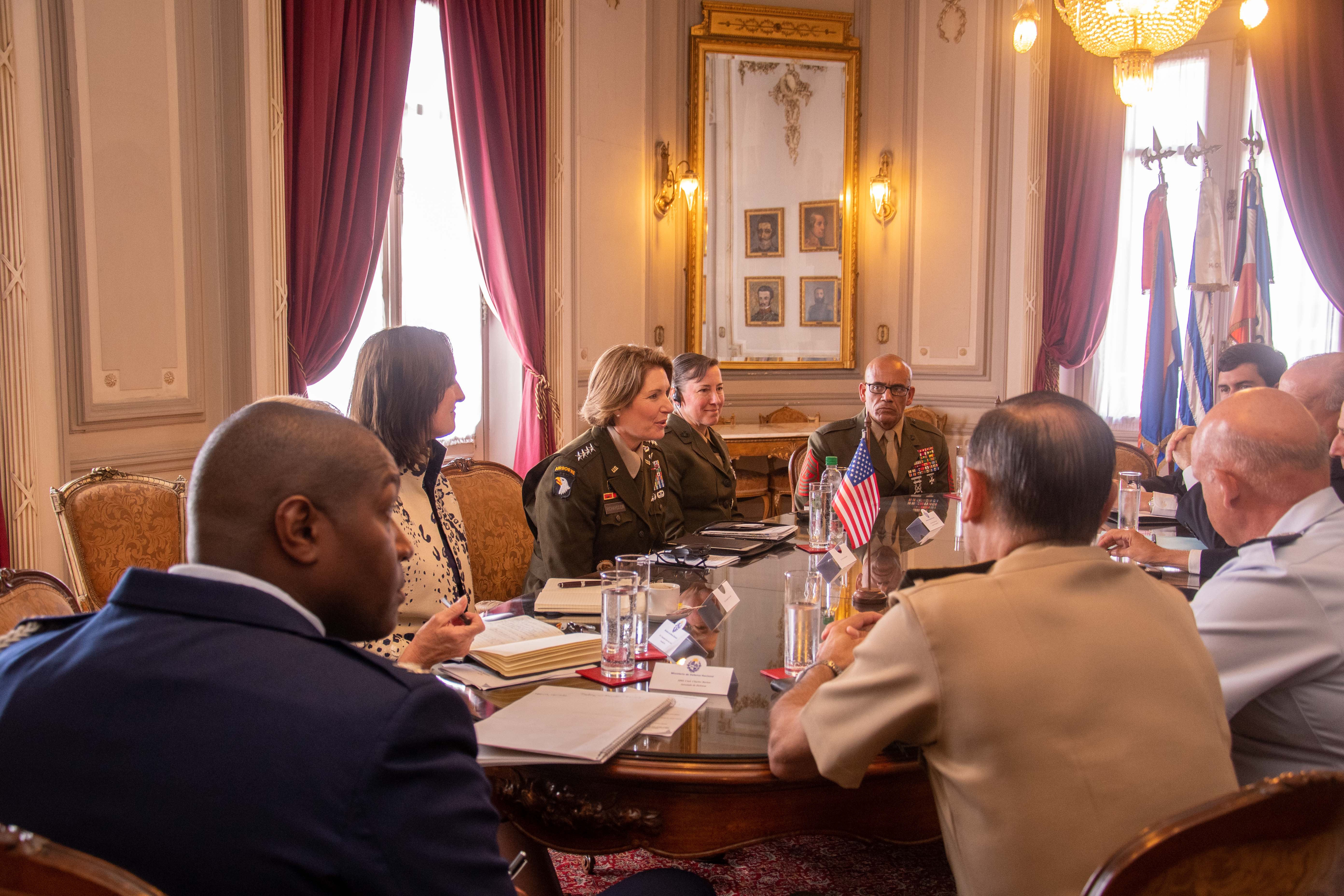 García y Gral. Richardson negaron versión sobre bases; ministro la ...