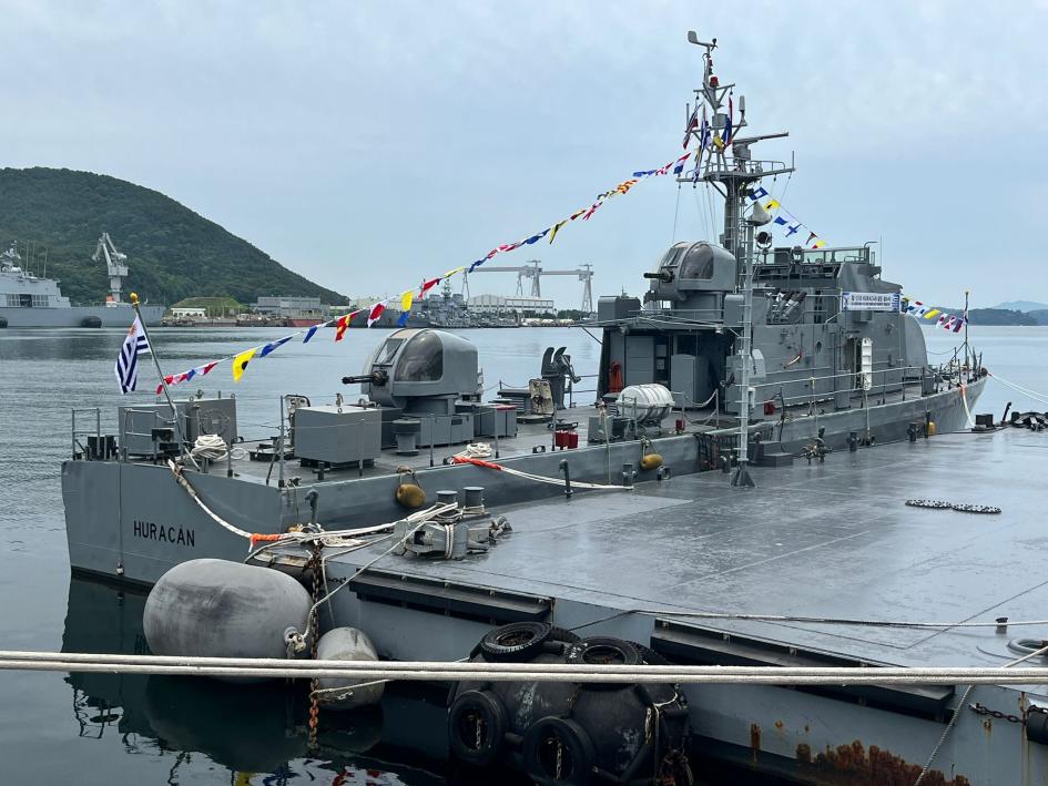 La Armada Nacional incorpora el ROU 10 «Huracán» a su flota ...