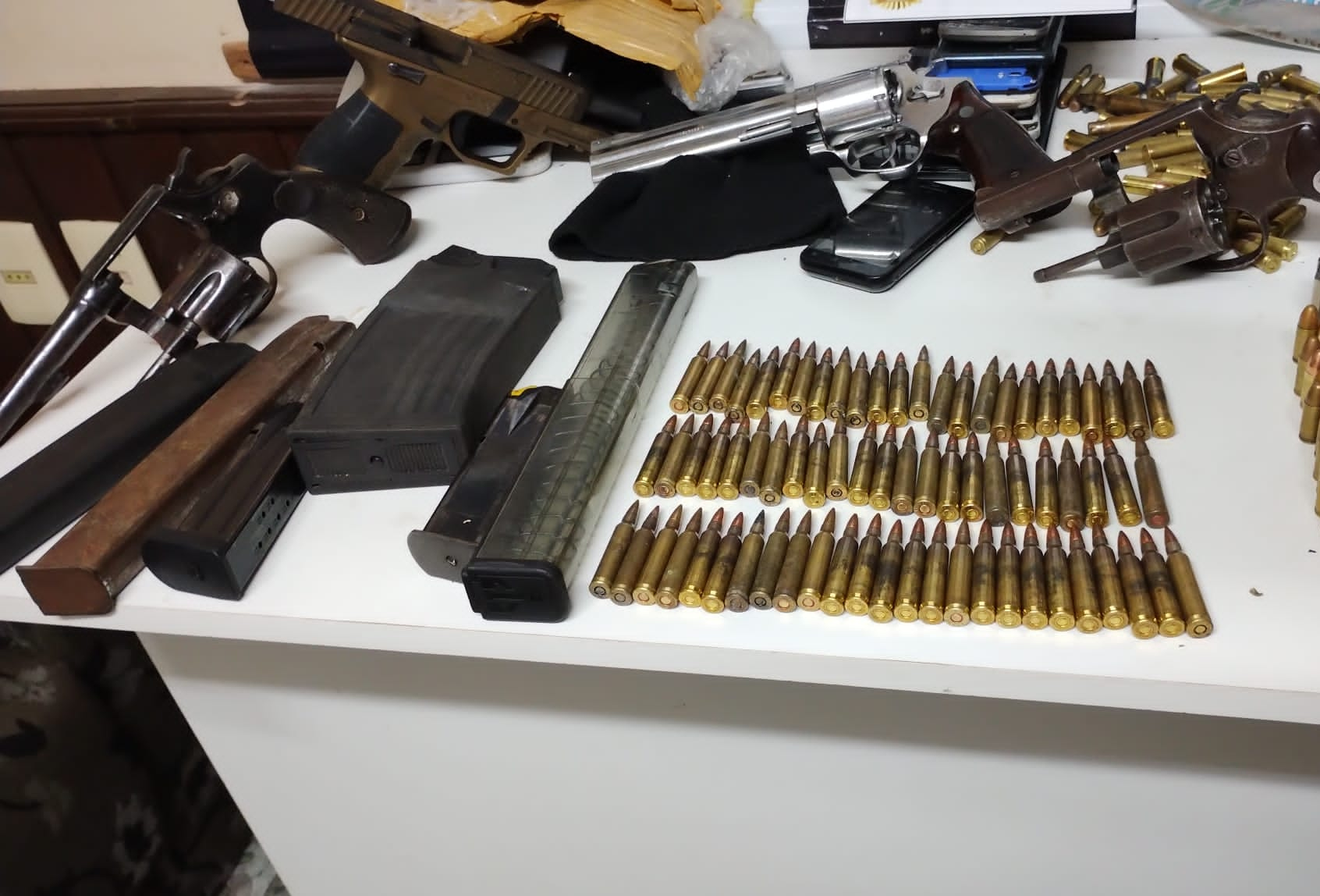 Incautan armas de fuego, municiones y drogas tras allanamientos en Rivera | Ministerio del Interior