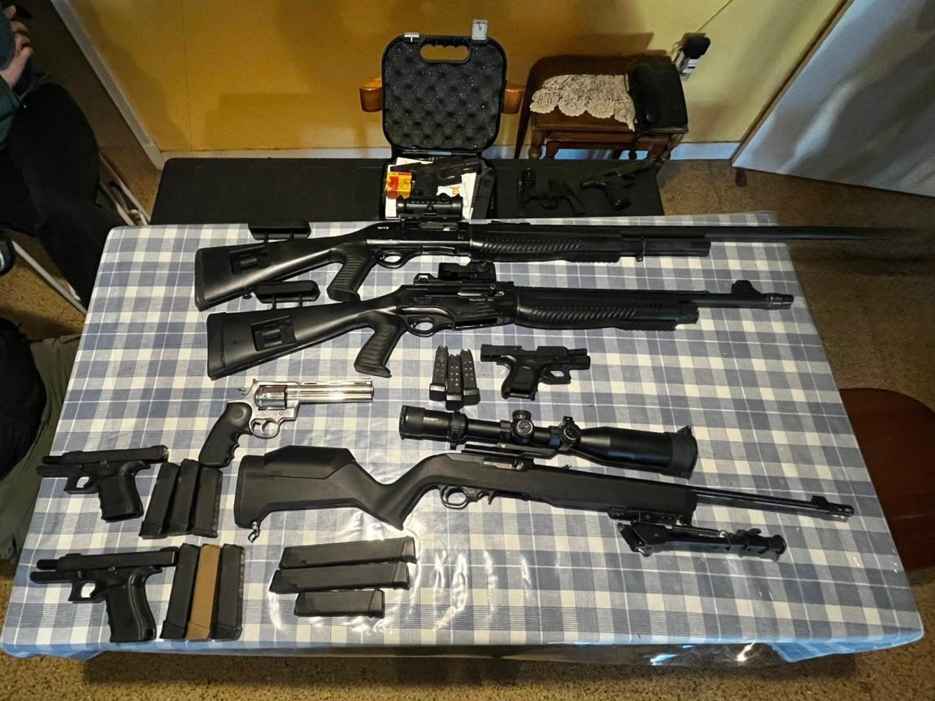 Inteligencia Policial incautó más de 130 armas y 57.000 municiones en ...