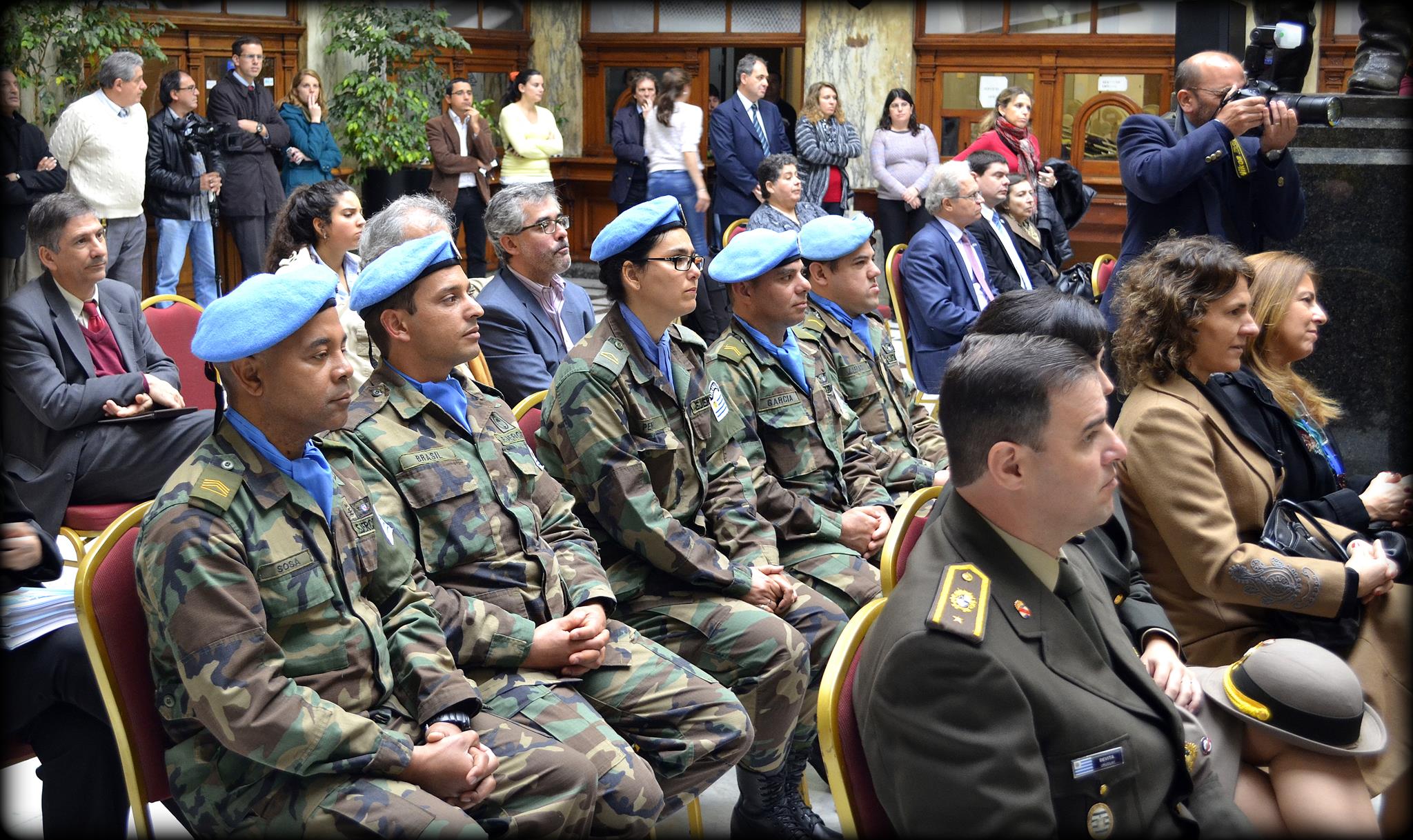 Presentación de sellos conmemorativos del 70º aniversario de las ...