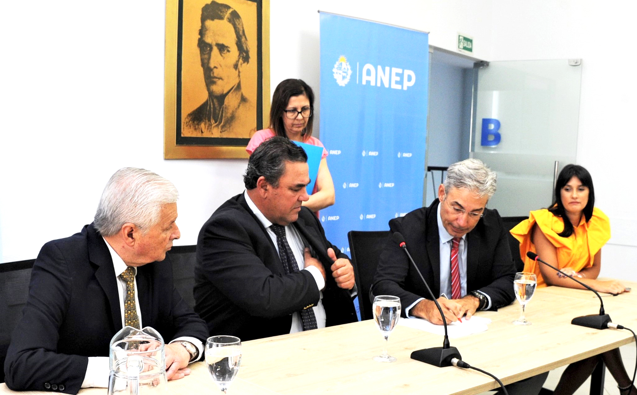 Imágenes de firma de convenio entre ANEP y CARU | Presidencia Uruguay